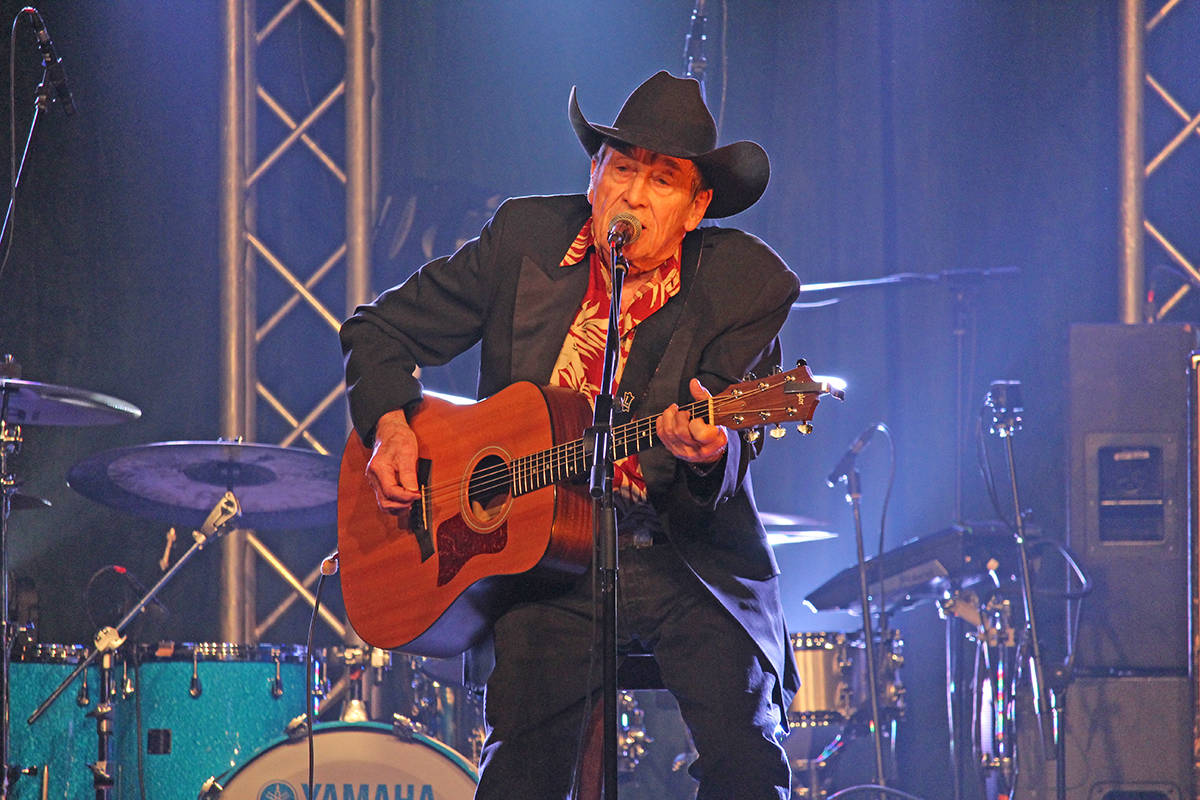 WATCH: Country singer Dan Davidson goes home with four ACMA Awards ...